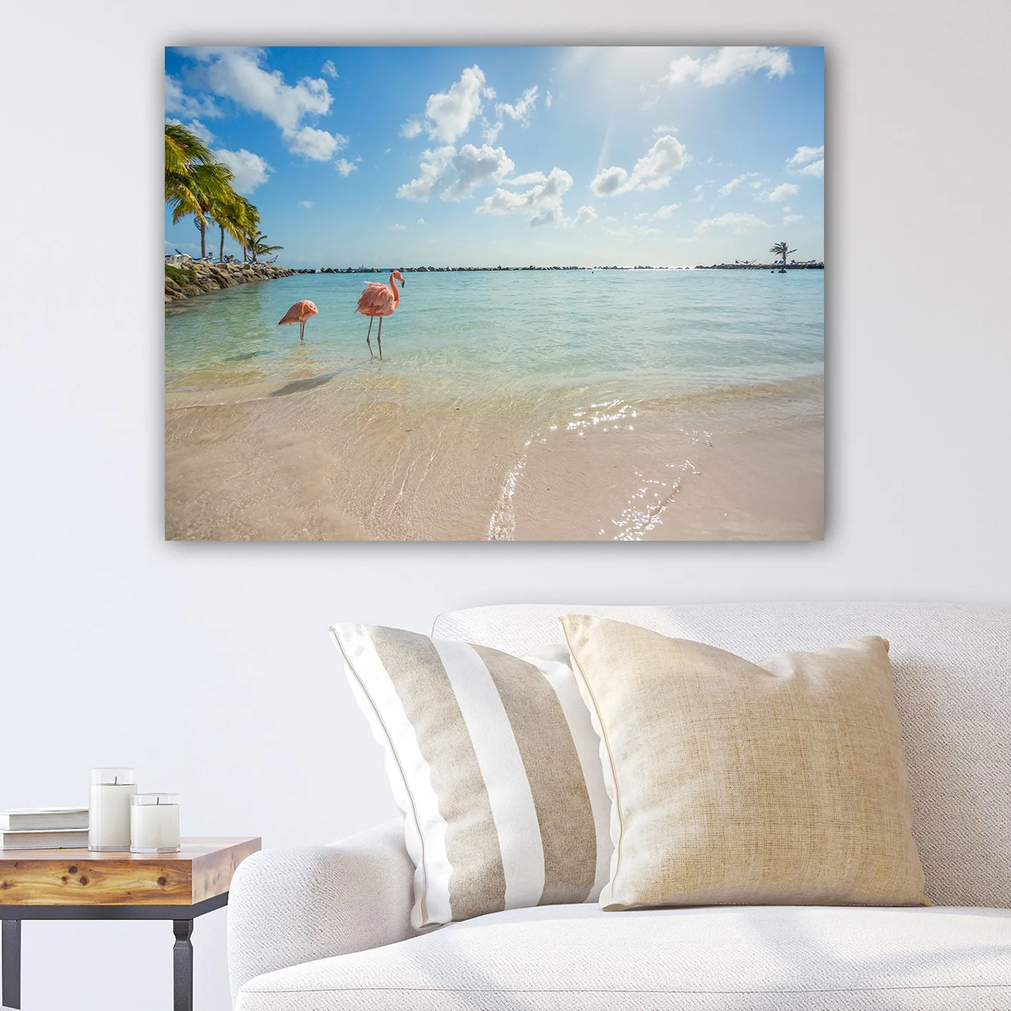 Lærred 70x100 cm - To flamingoer stående ved kysten i et klart ...