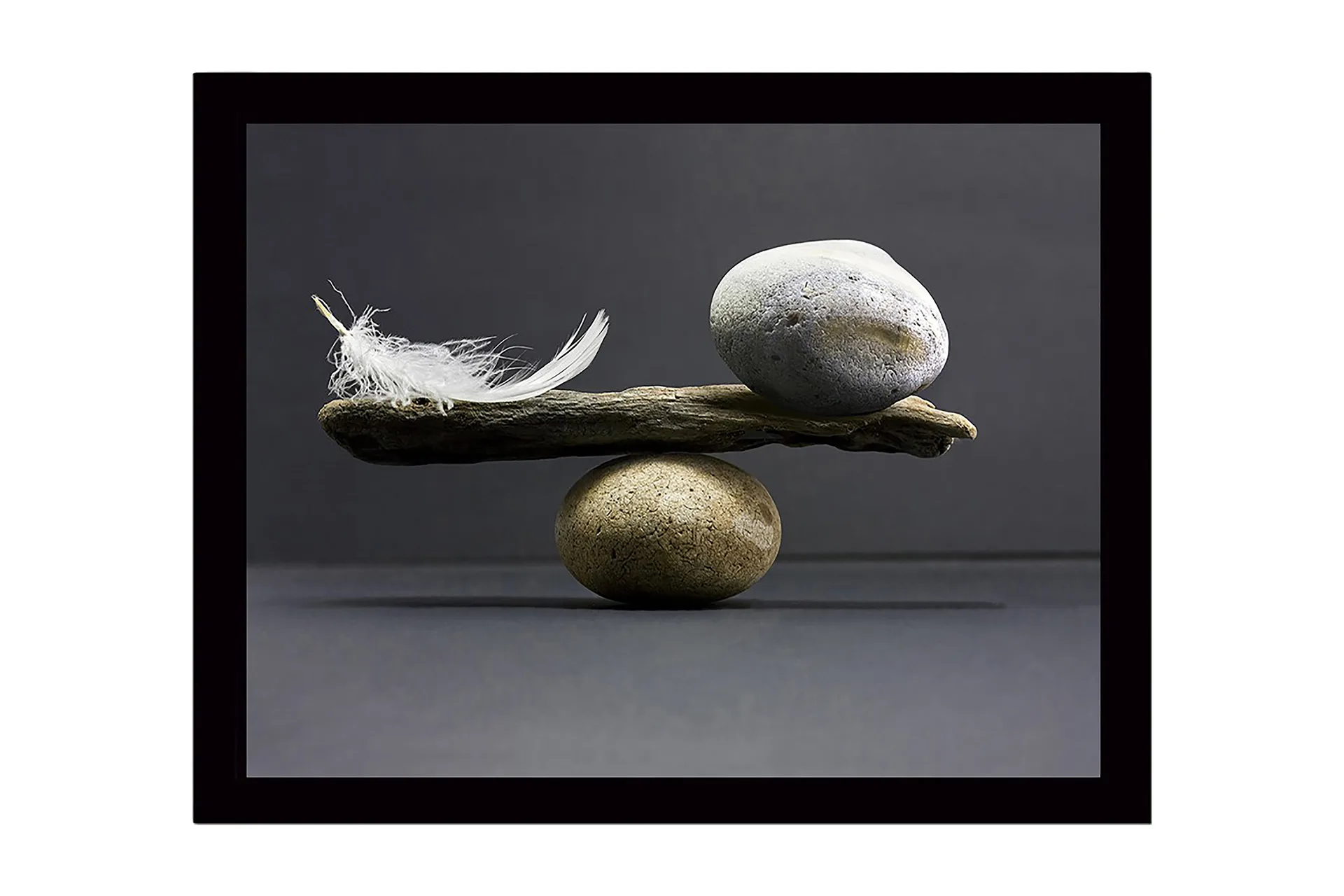 Indrammet lærredstryk i træ - 41x56 cm - Balance mellem sten og en fjer ...